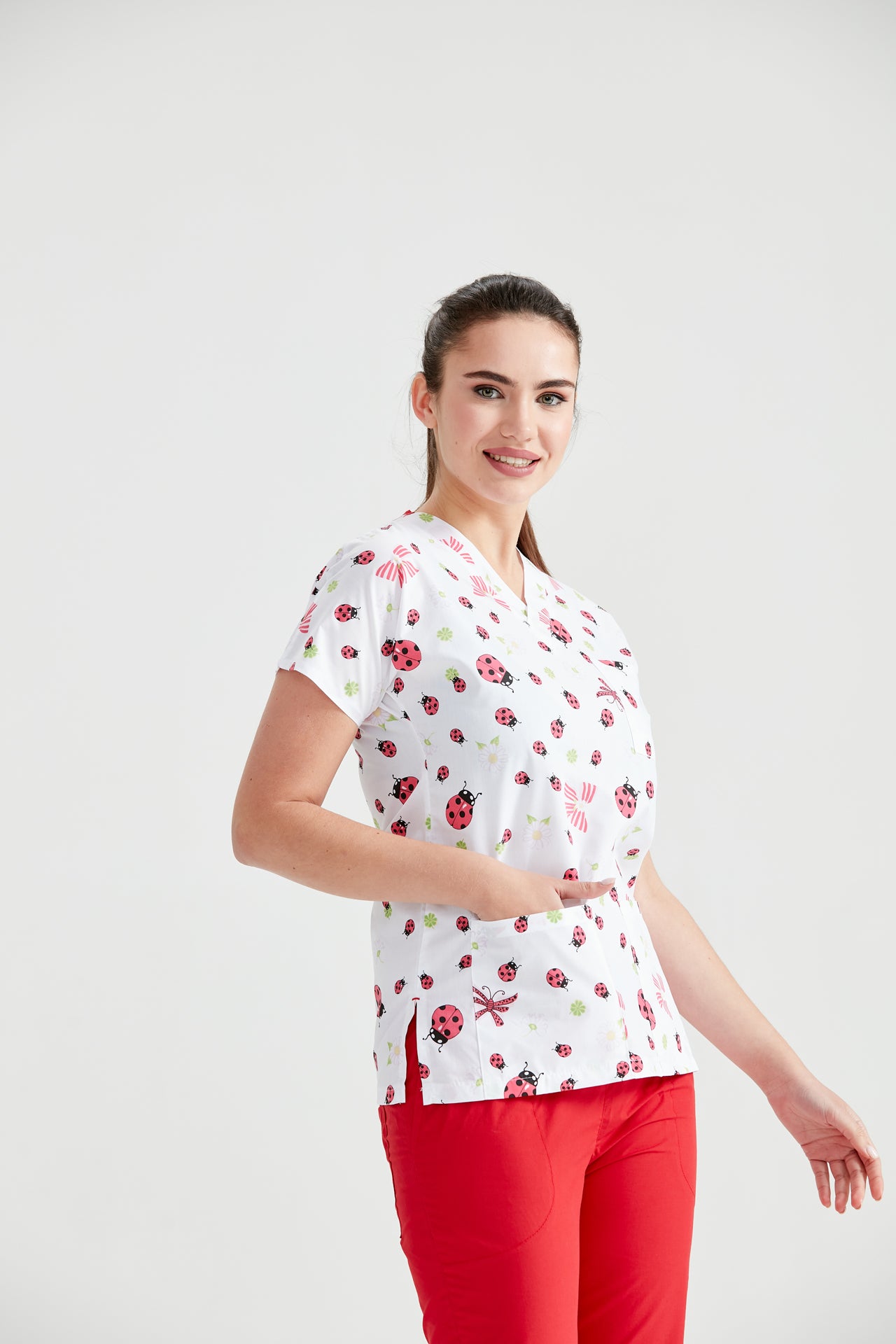 Bluza medicala dama alba, cu imprimeu - Buby Red - Bluza medicala femei ...
